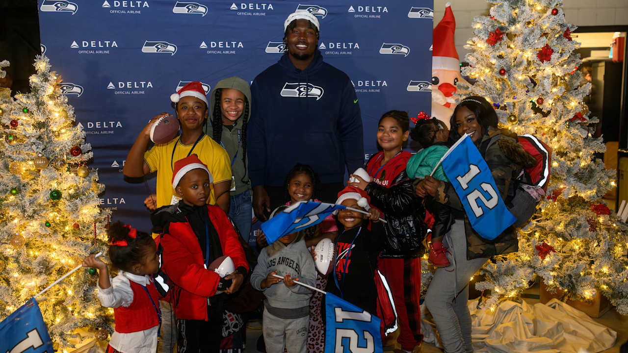 PHOTOS: Seahawks & Delta Air Lines Host Annual Holiday In The Hangar Event