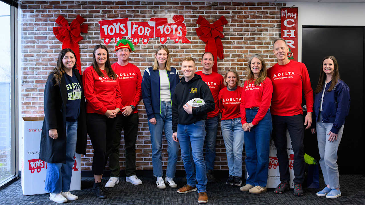 PHOTOS: Corporal Miller Of Marine Toys For Tots Is Honored As The ...