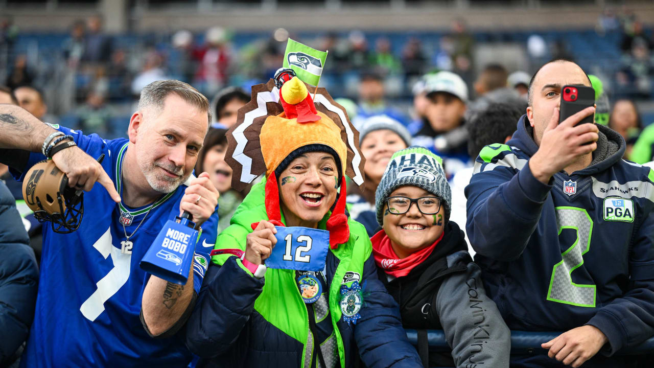PHOTOS: The 12s Show Up In Full Force For The Thanksgiving Matchup With ...