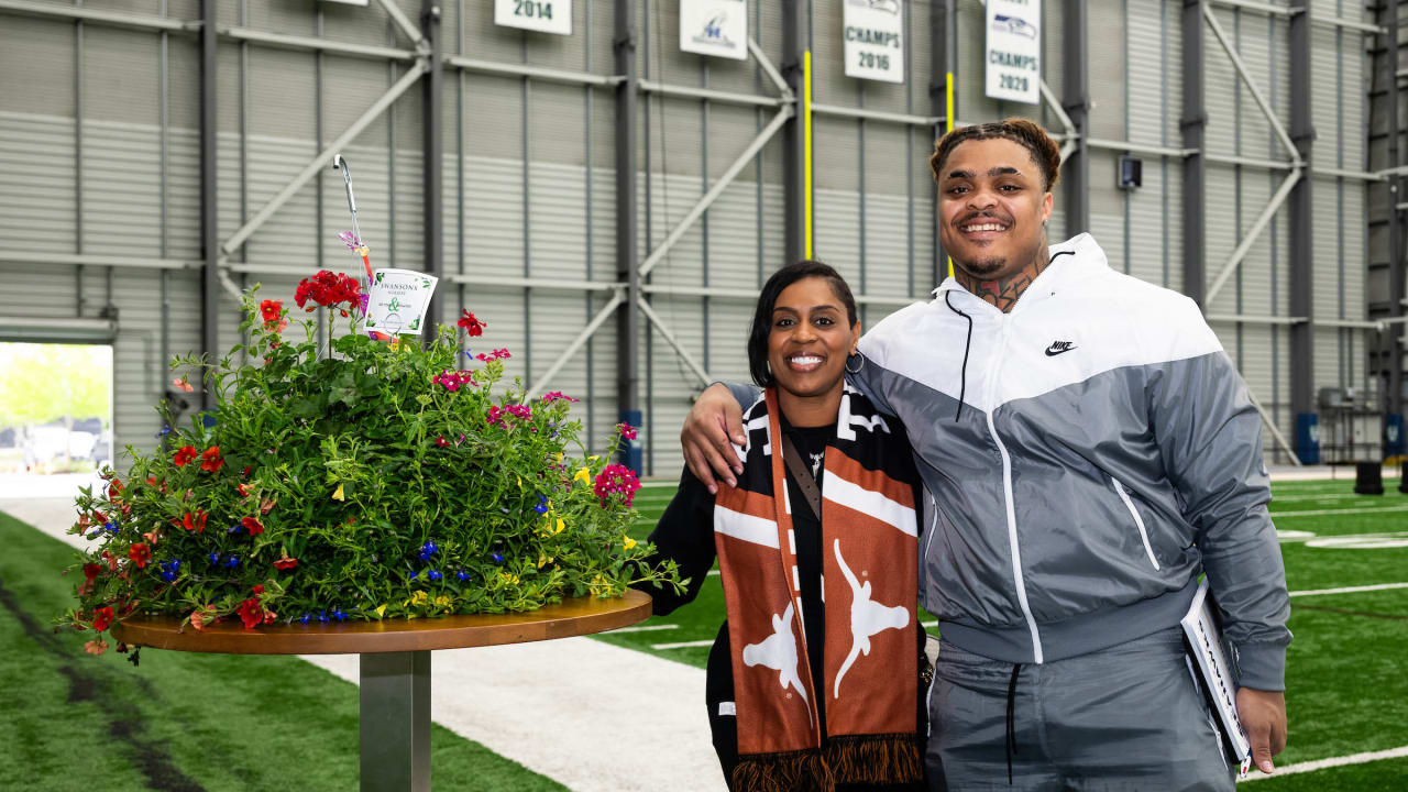PHOTOS: Seahawks Rookies Pick Out Flower Arrangements For Mother's Day