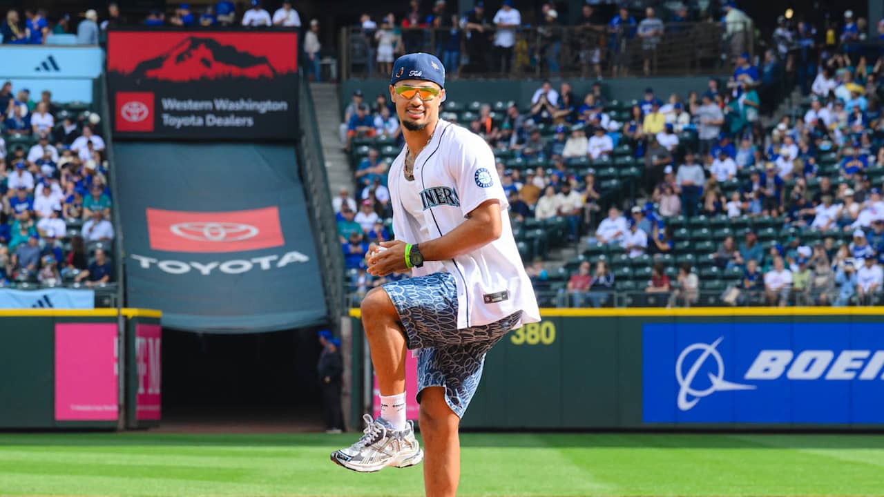 PHOTOS: Jaxon Smith-Njigba Tosses First Pitch At Mariners' Regular ...