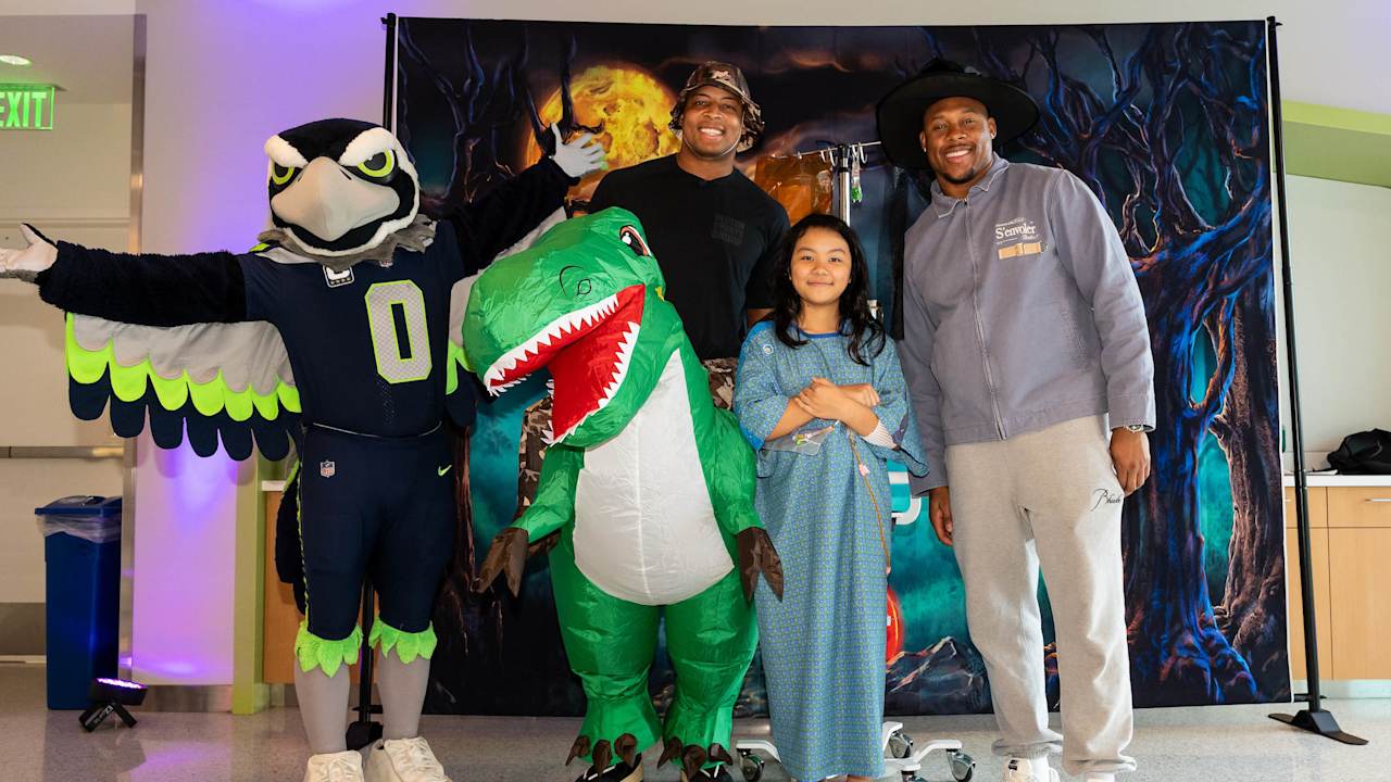 PHOTOS: Uchenna Nwosu & Pharaoh Brown Visit Seattle Children's Hospital ...