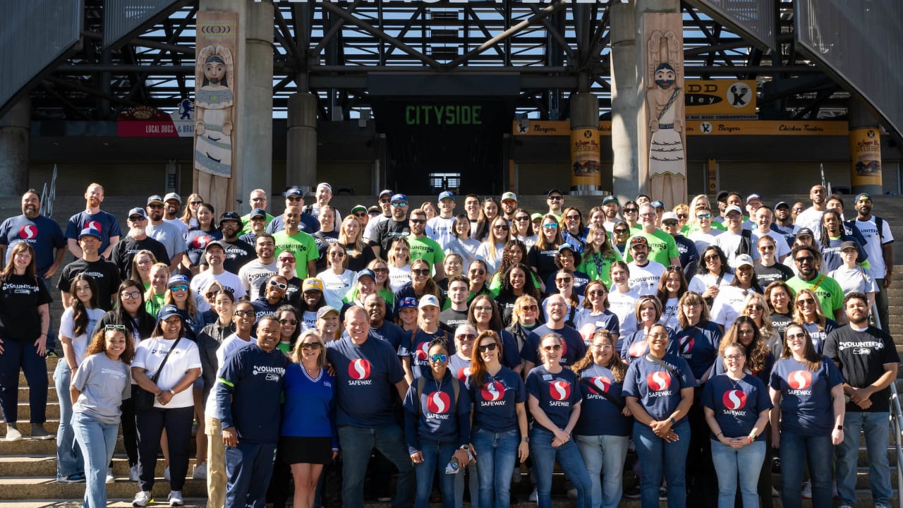 PHOTOS: Seahawks Participate In Teammate Day Of Service