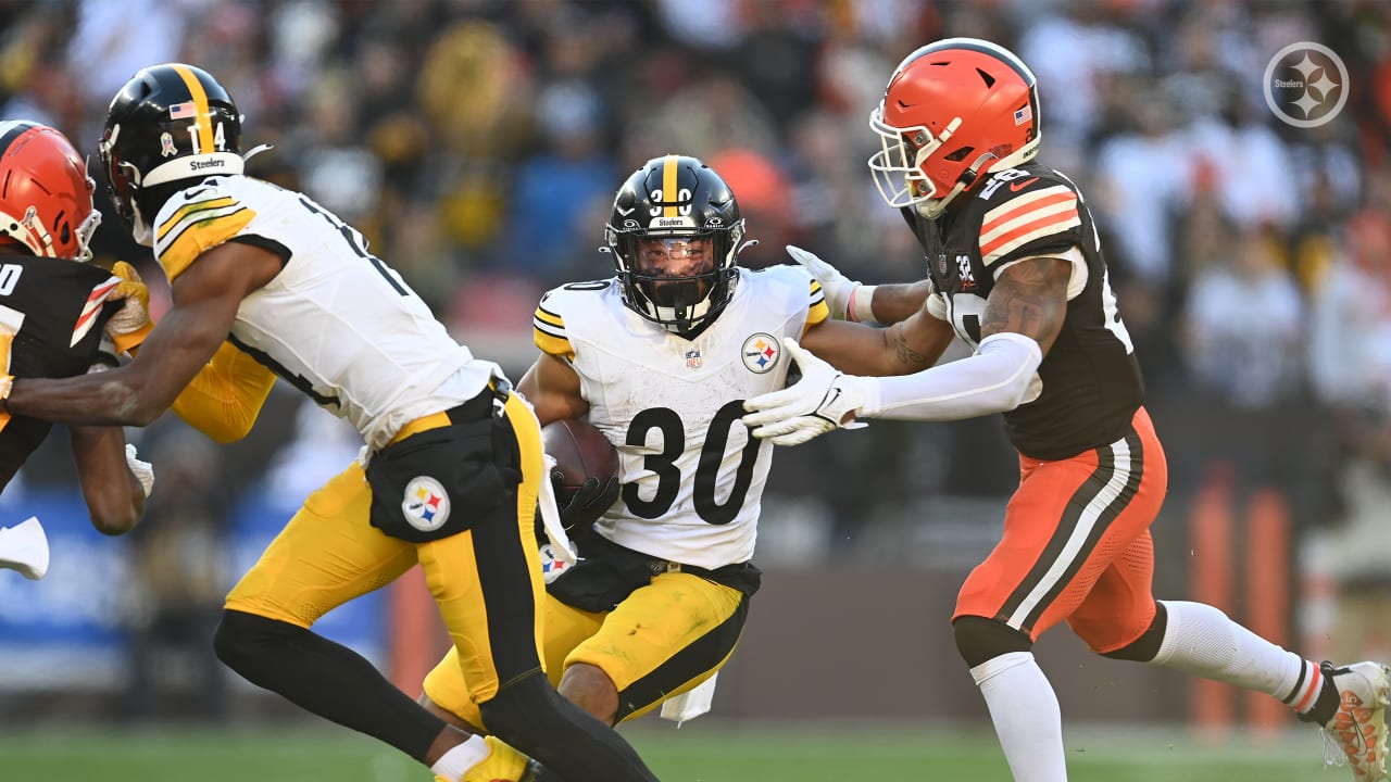 HIGHLIGHT: Warren stiff-arms McLeod for 21-yard gain