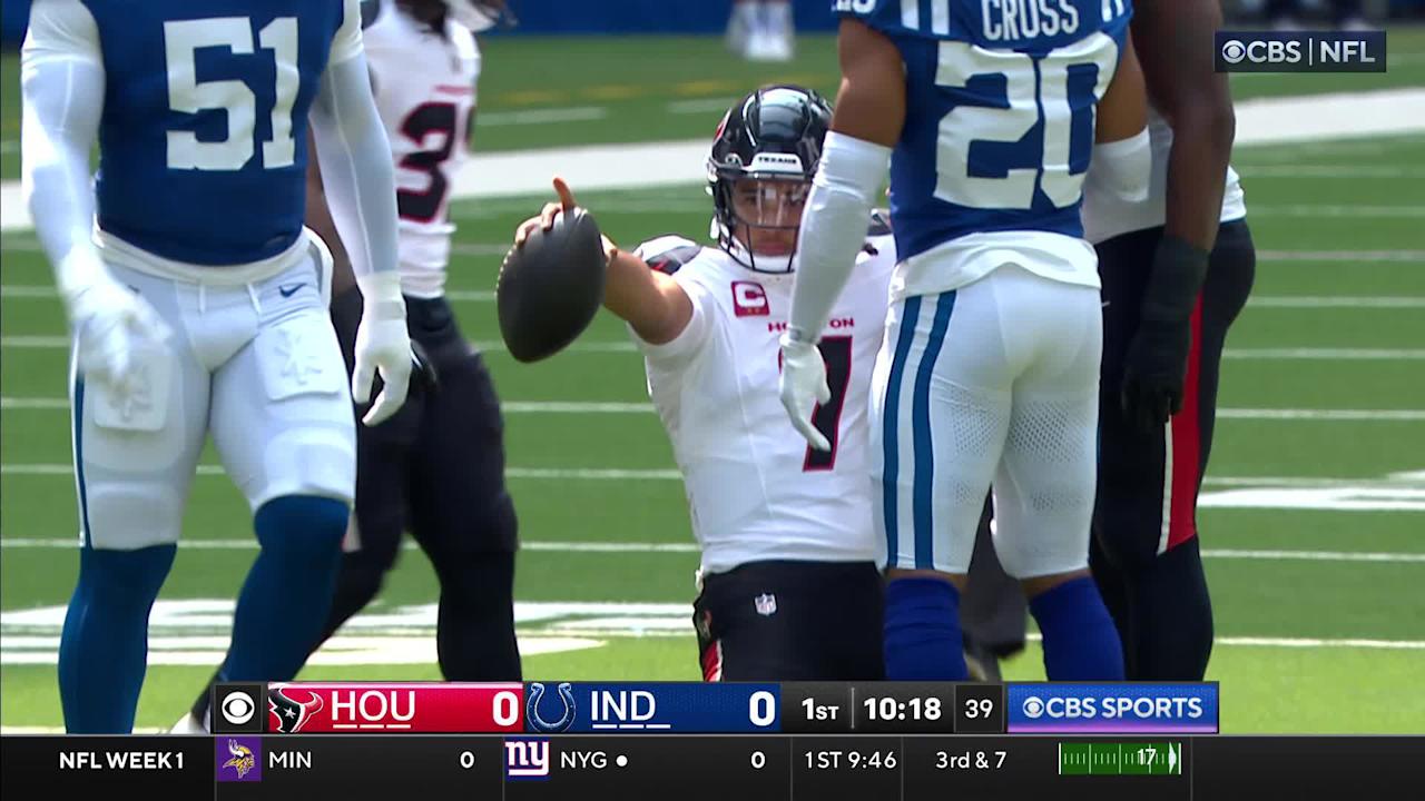Stroud steps up to evade sack for huge first down scramble