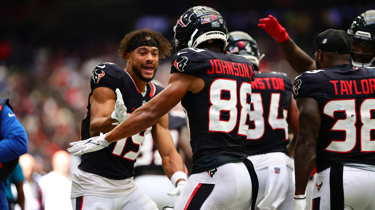 Johnny Johnson III works his way into endzone