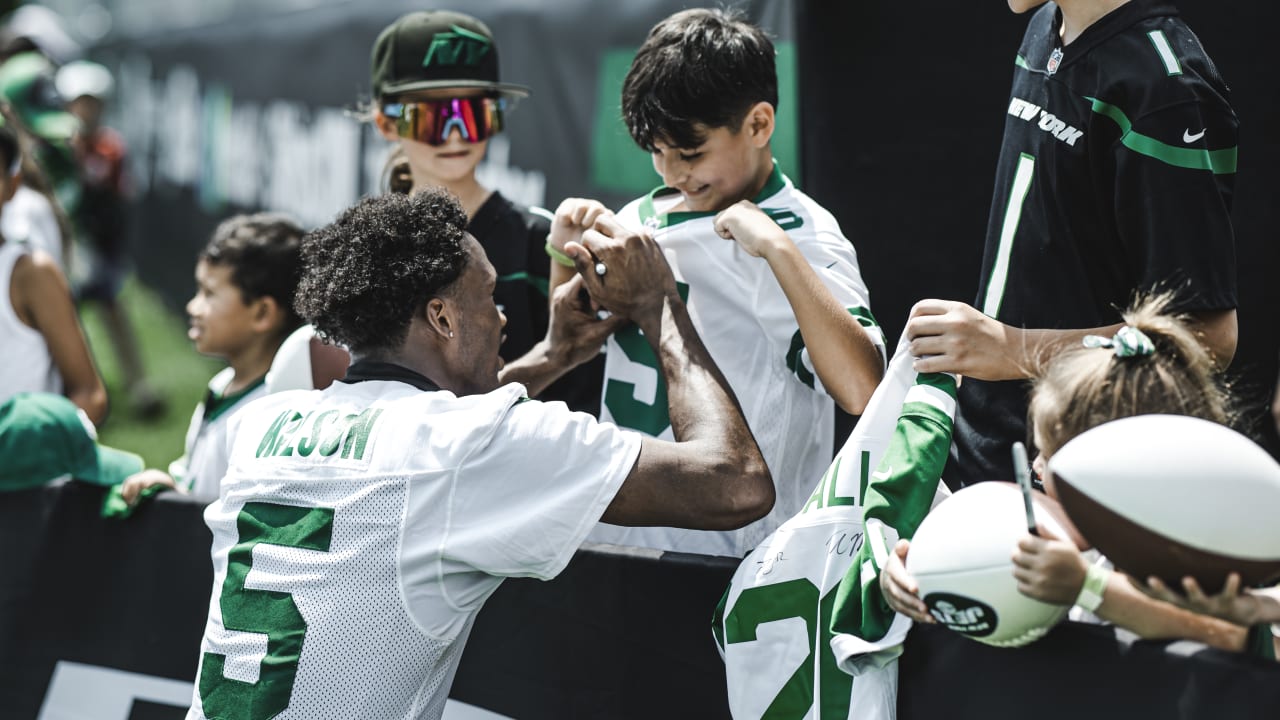 Gallery | Best Moments of Jets Players Signing Autographs at Training Camp