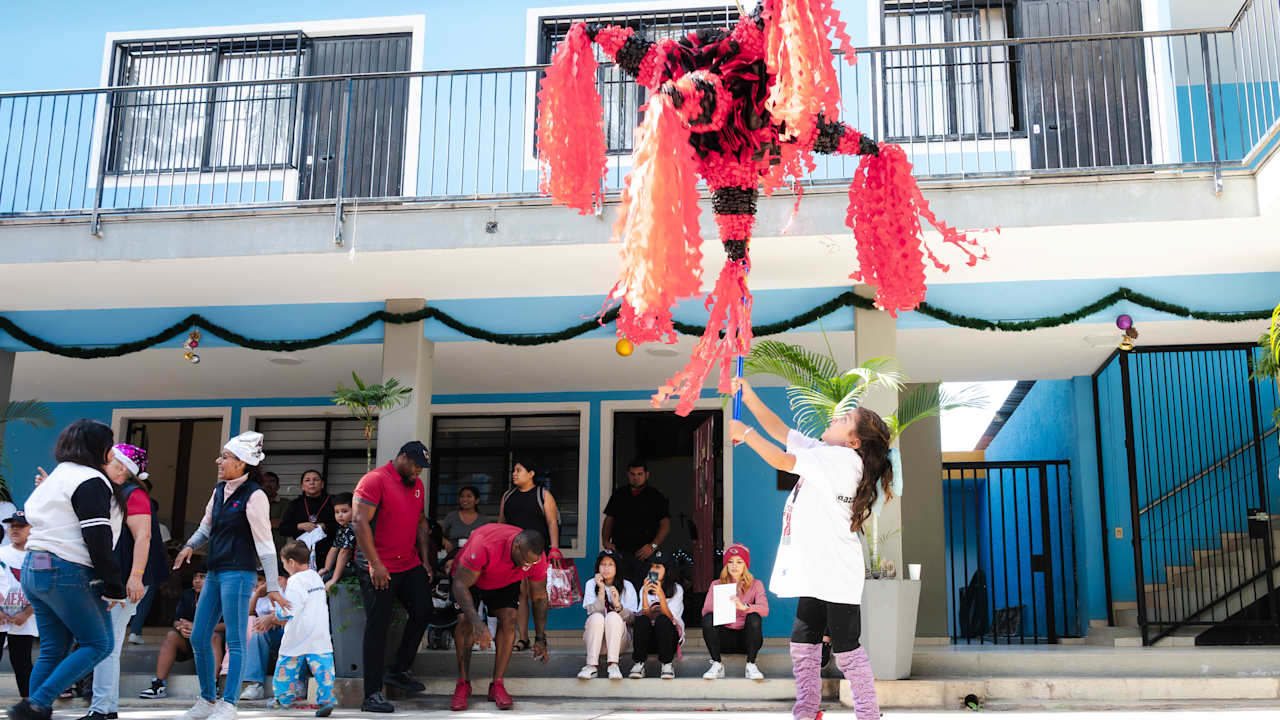 La piñata es un símbolo de unión y conexión que trasciende fronteras.