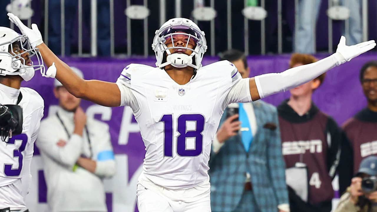 Jefferson Catches Early Touchdown vs. Bears, Shows Support For Randy ...