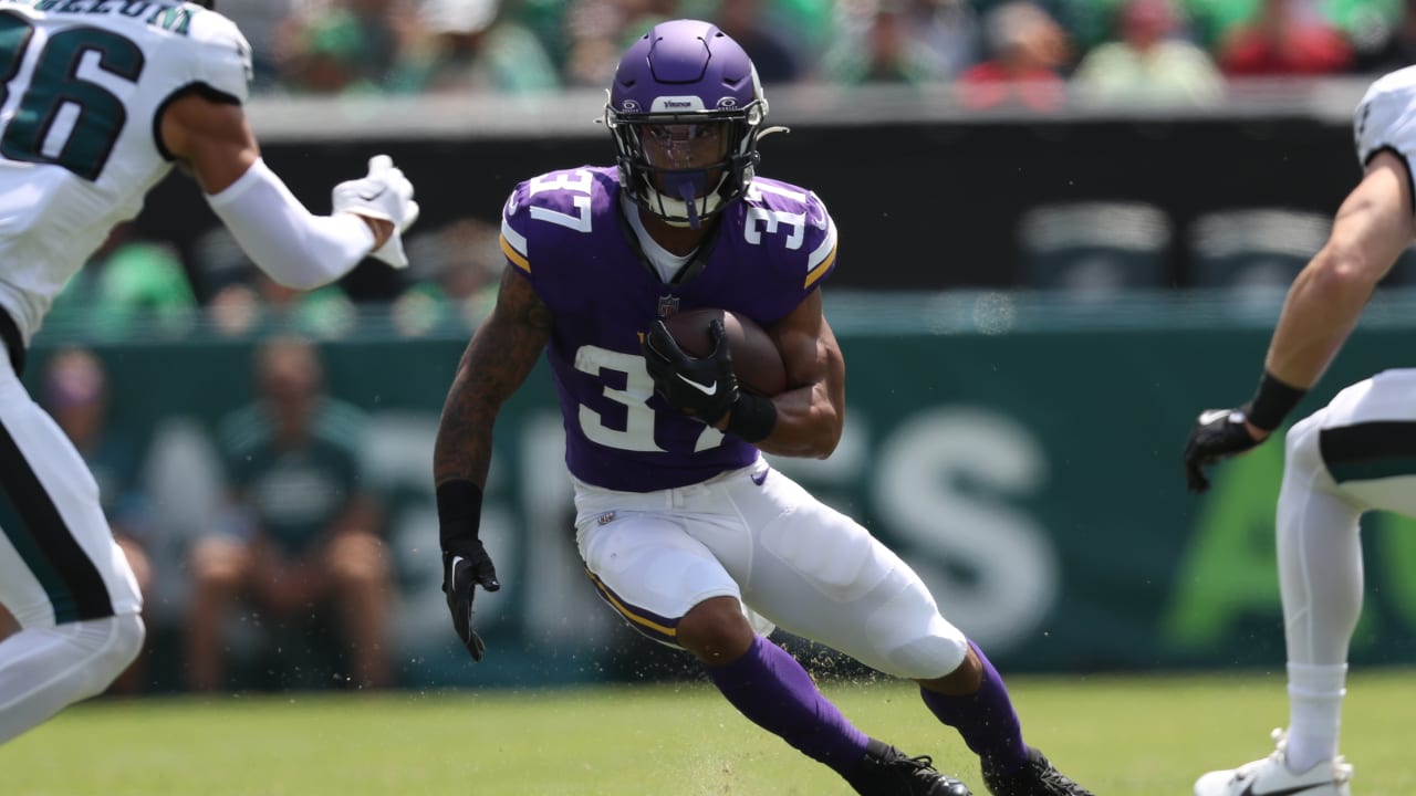 Gaskin Cuts Through Philly's Defense For Long Gain