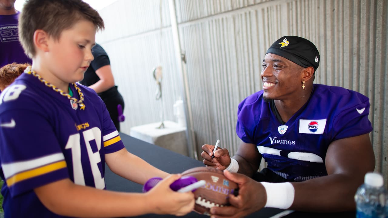 Running Backs & Special Teams Sign Autographs at Training Camp