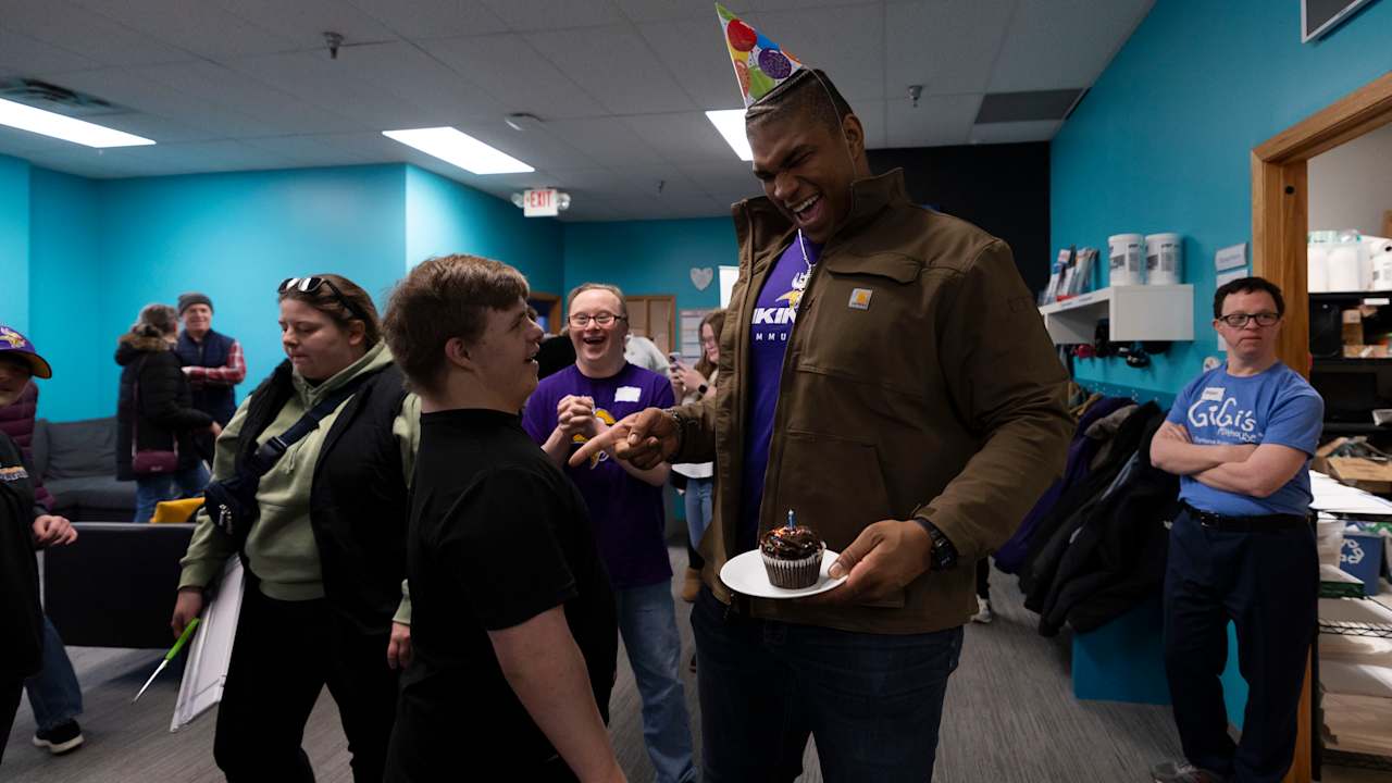 Vikings T Walter Rouse Visits GiGi's Playhouse Twin Cities