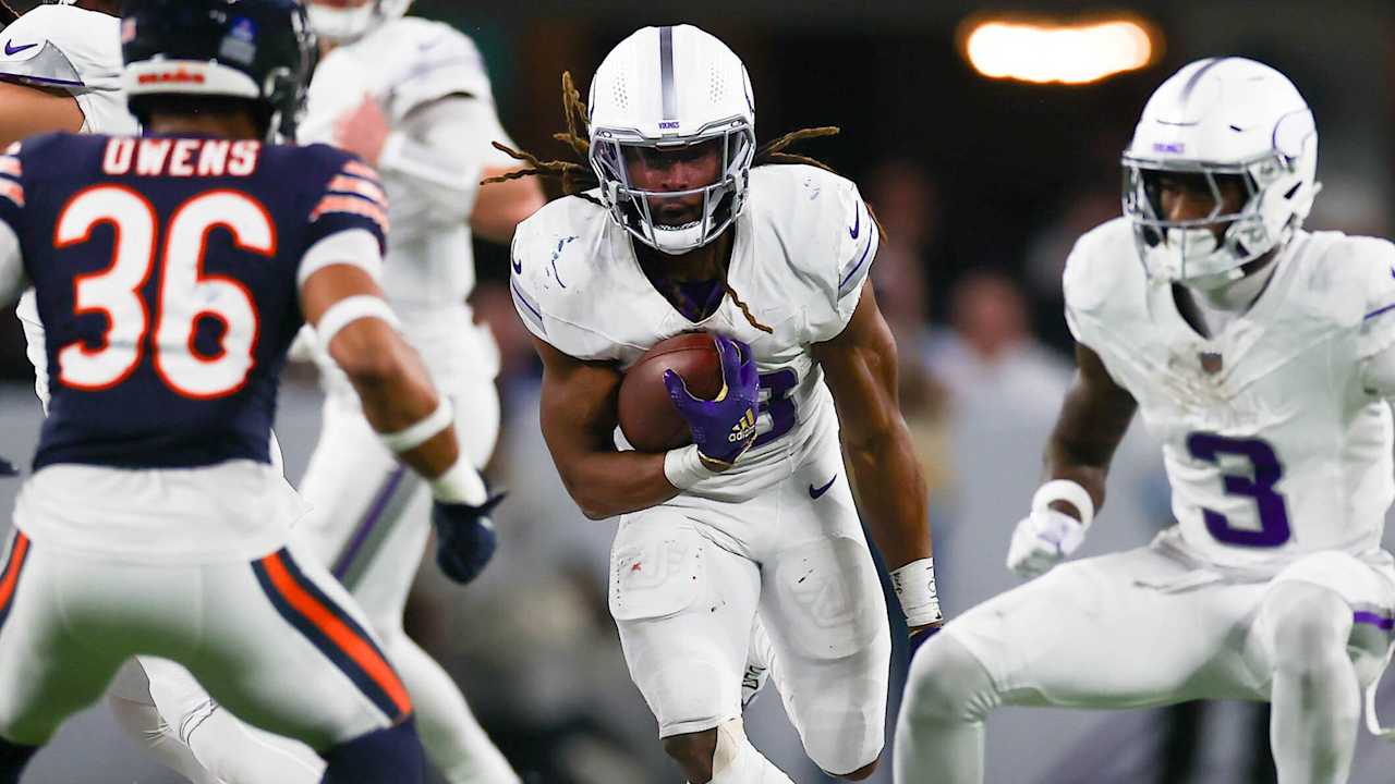 Aaron Jones Goes Up The Middle For 14 Yards