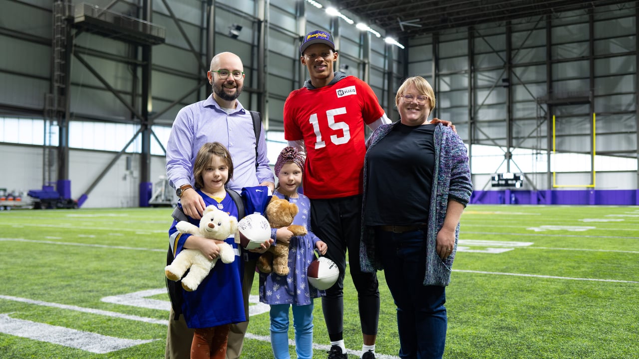 Joshua Dobbs Bonds with Young Girl Raising Awareness About Alopecia