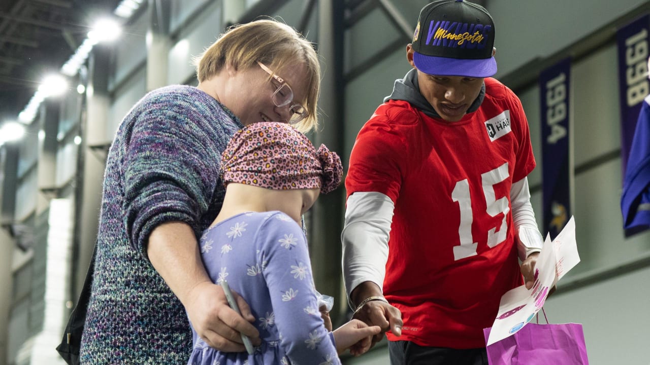 Joshua Dobbs Invites Local Girl with Alopecia & Her Family to Vikings ...