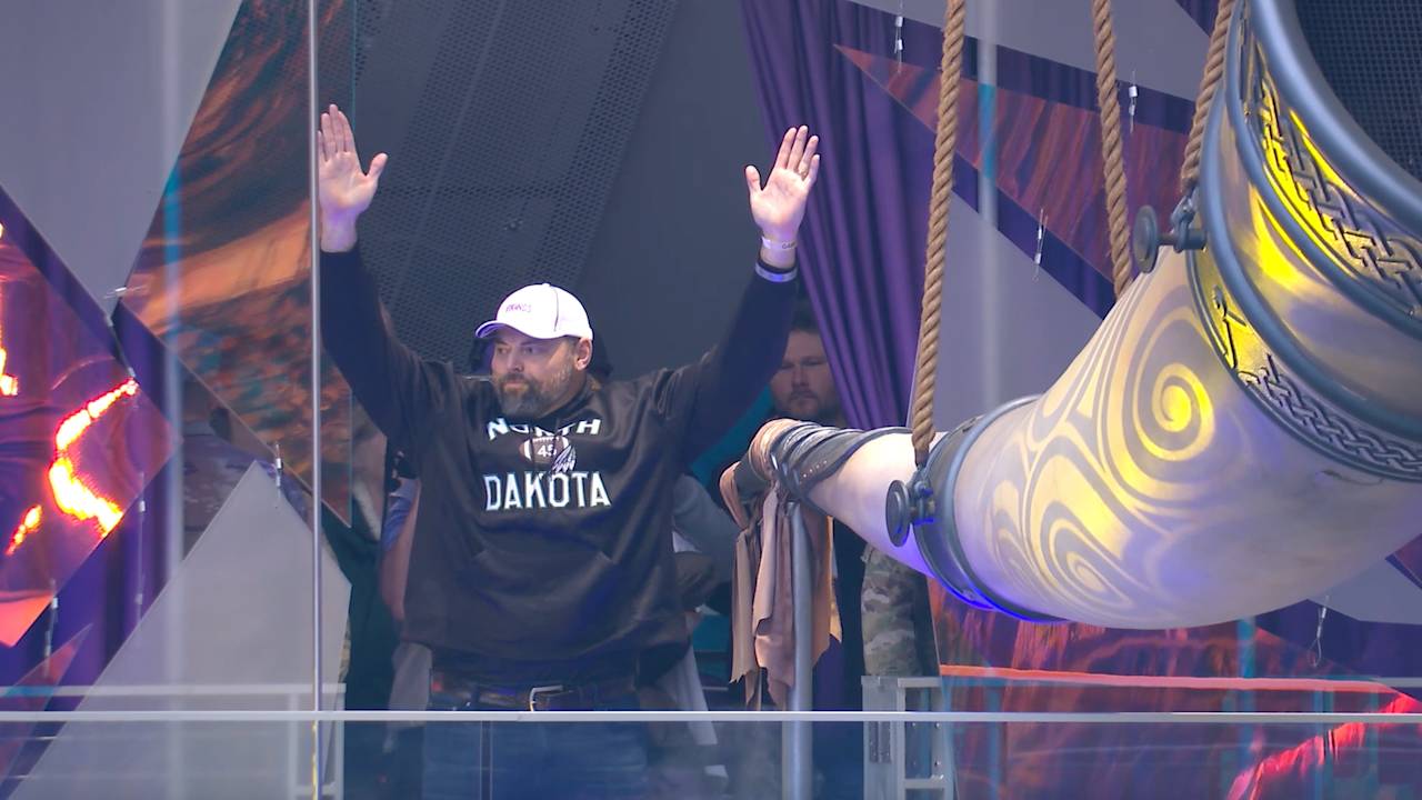Jim Kleinsasser Leads Skol Chant & Sounds Gjallarhorn Prior to Vikings ...