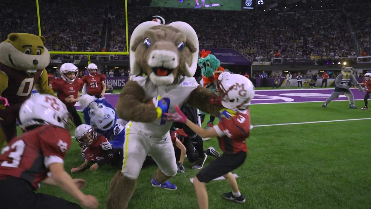 Mascots vs. Kids Halftime Game | Vikings-Colts