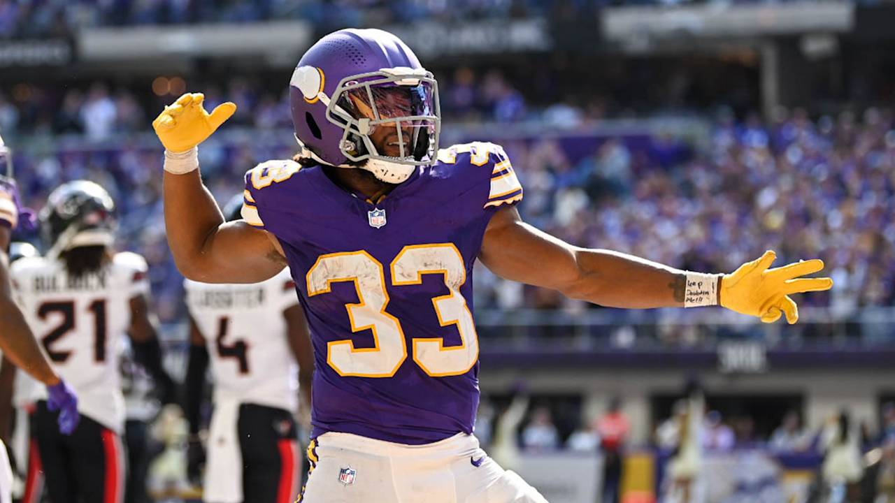 Jones Gets Loose For 39-Yard Run