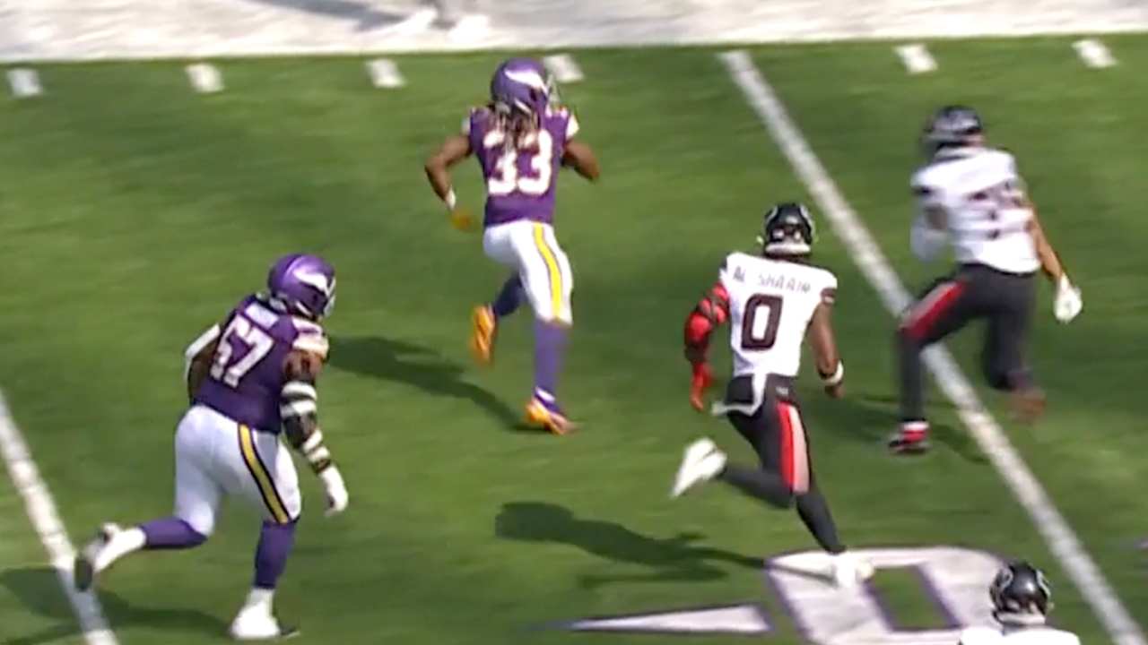 Jones Scampers Up The Sideline For 20-Yard Gain