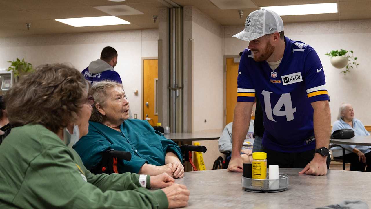 Vikings Connect with Veterans at VA to Show Appreciation for Service