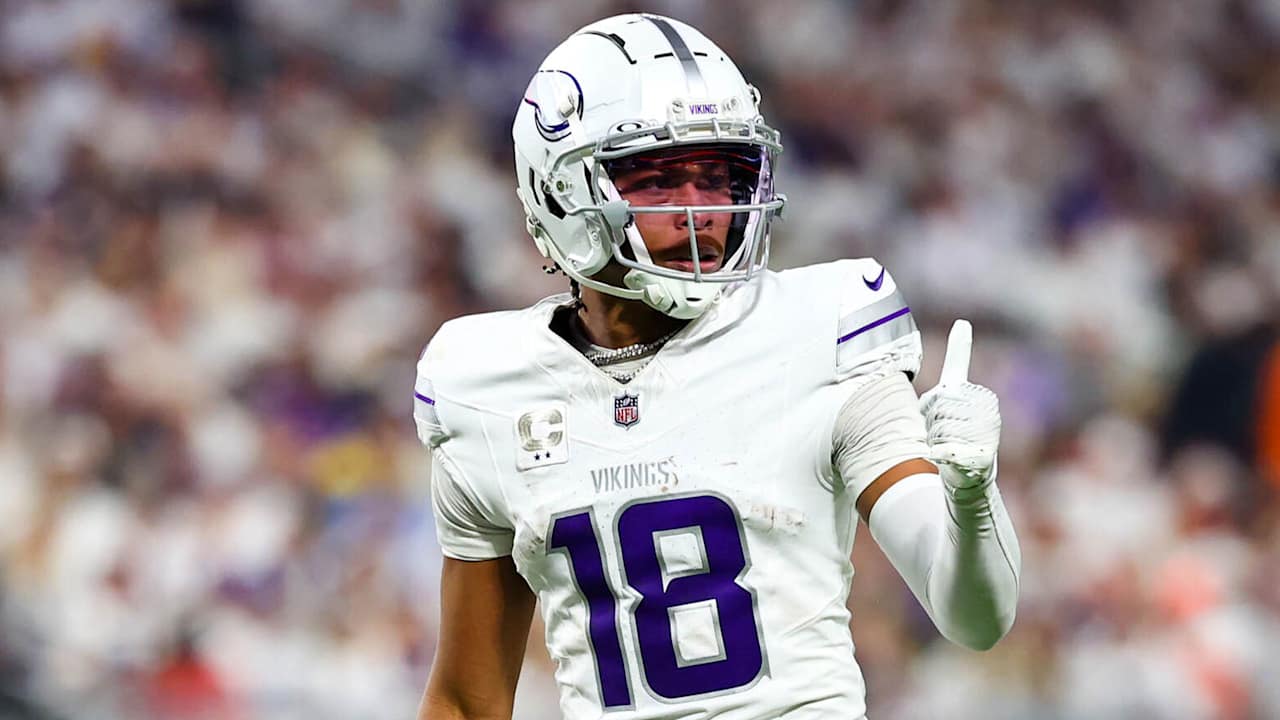 Darnold Displays Accuracy With 17-Yard Toss To Jefferson