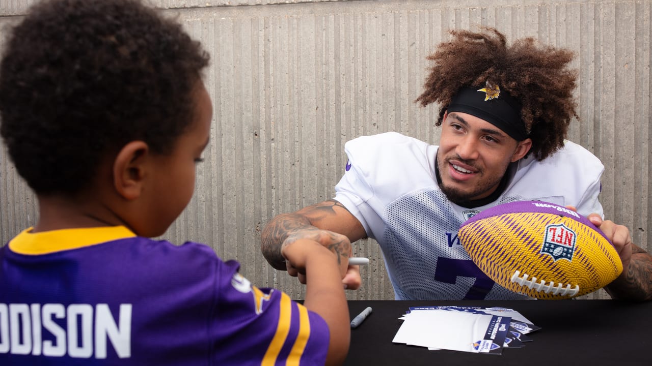 Cornerbacks Sign Autographs at Training Camp