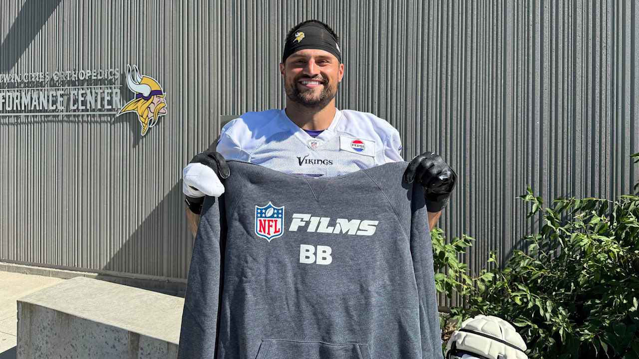 Blake Cashman Receives ‘Football Guy’ Hoodie from Bill Belichick for Week 2