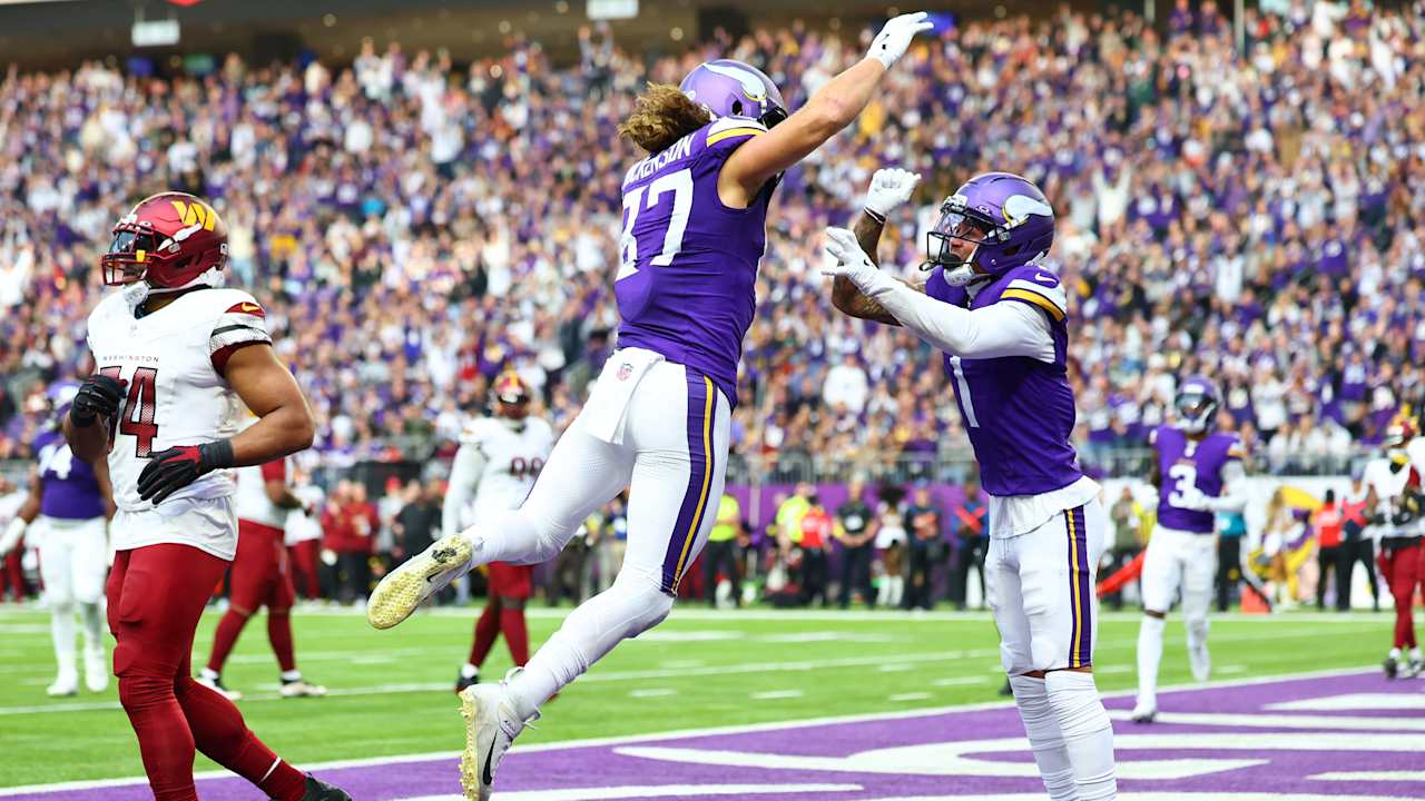 Vikings vs. Commanders Game Action Photos
