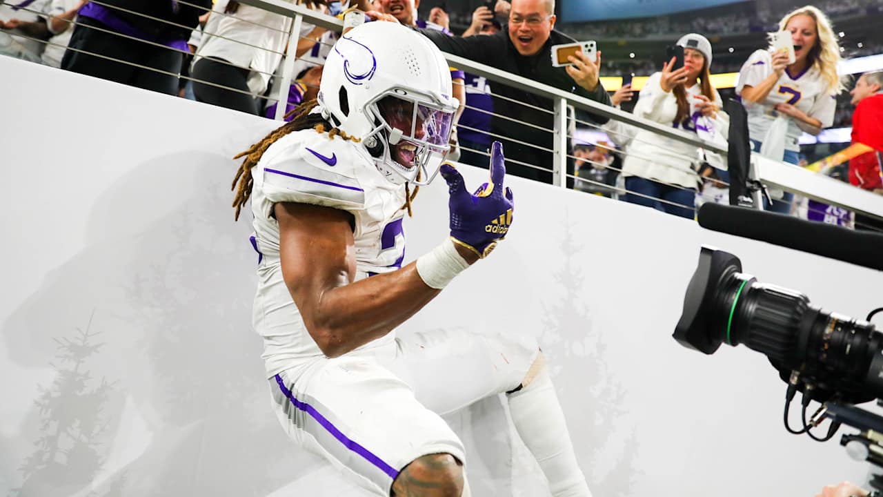 Aaron Jones, Sr., Scores 50th Rushing TD as Vikings Topple Bears 30-12