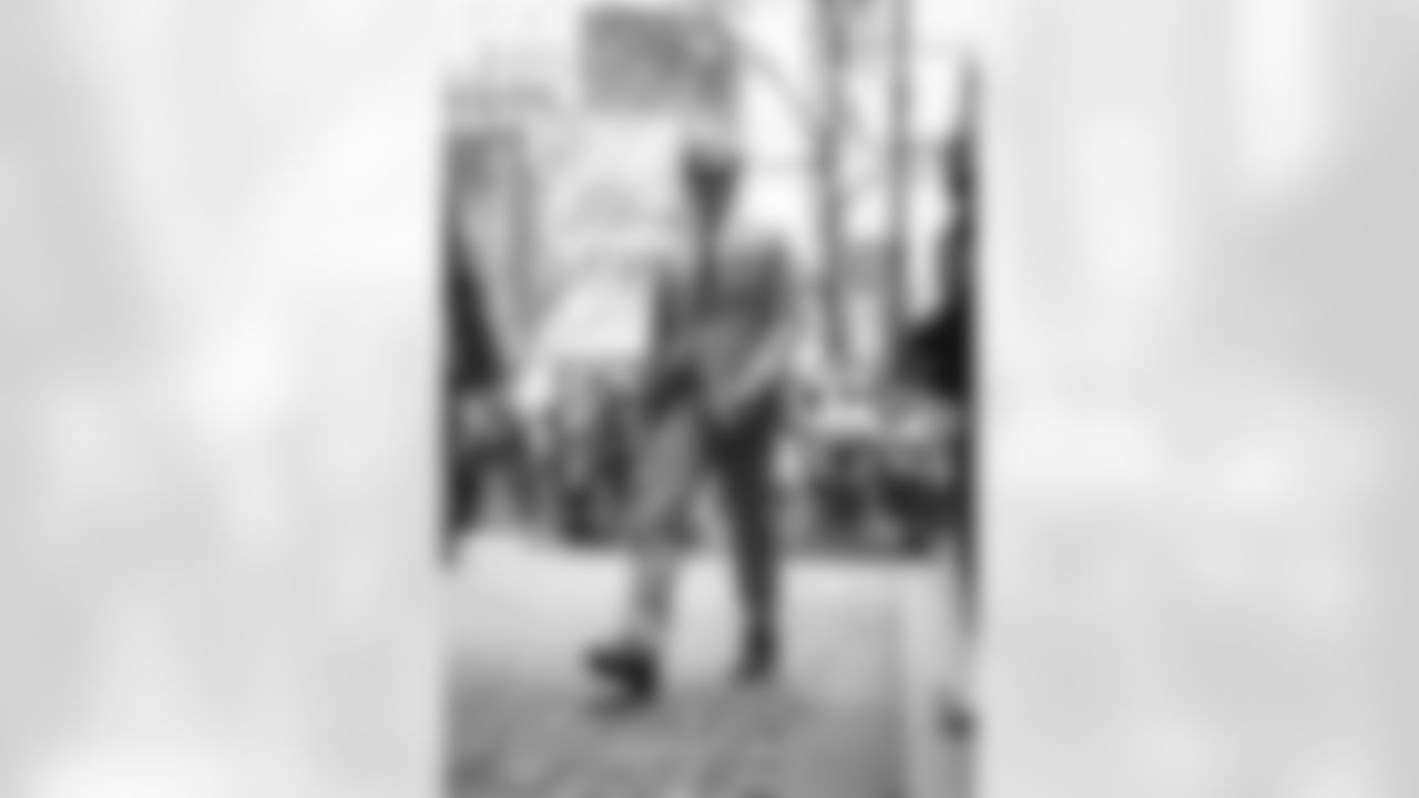 ARRIVAL PHOTOS: Puka Nacua, Kyren Williams & more Rams players arrive ...